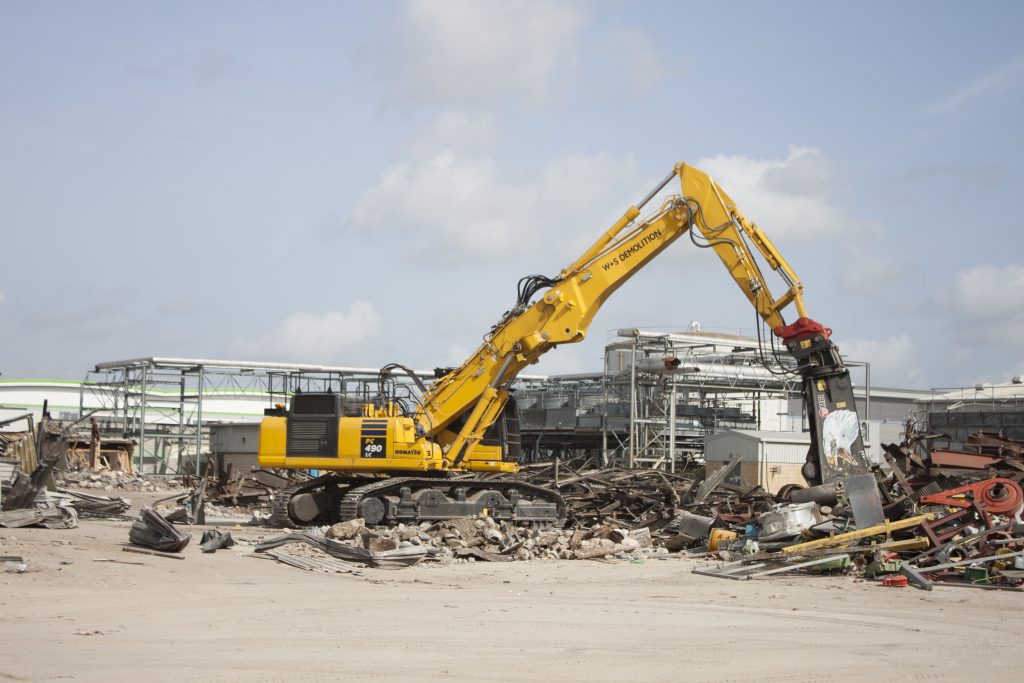 W&S Recycling: Using a multi-boom Komatsu demolition excavator.